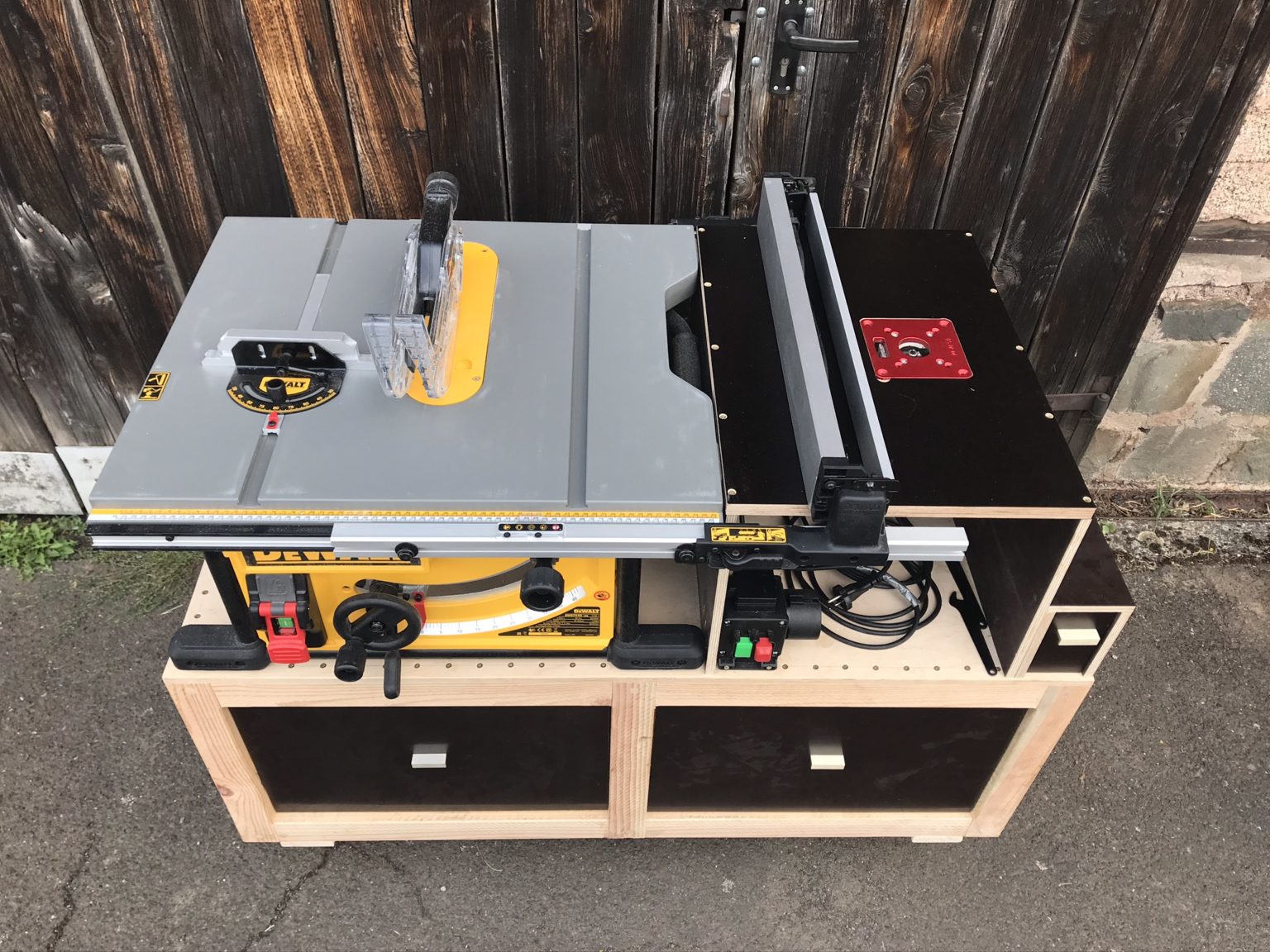 How to build a table saw stand with an integrated router table